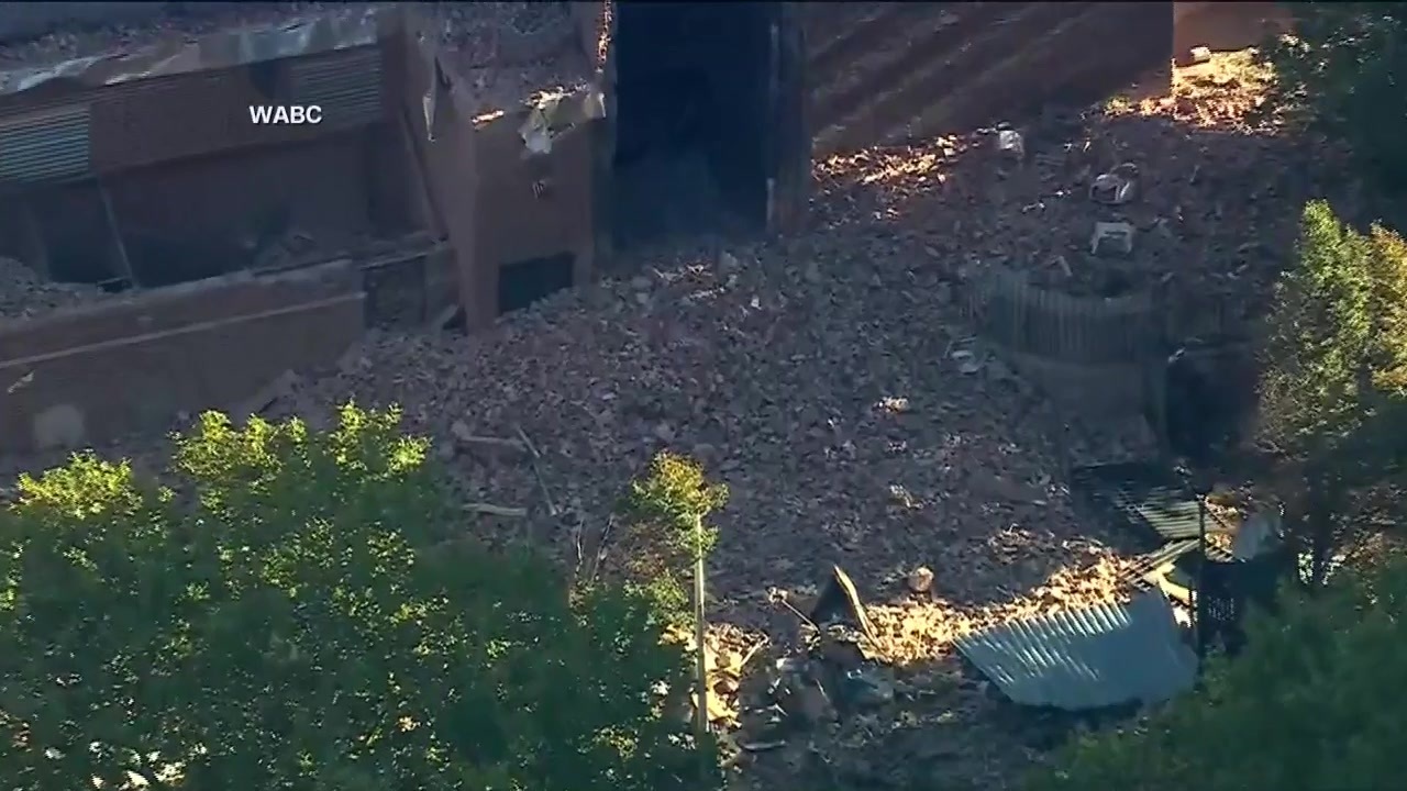 Part of a high-rise apartment building in New York City collapses, no ...