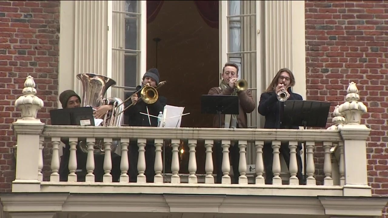 WWII era Christmas tradition returns to old State House - Boston News ...