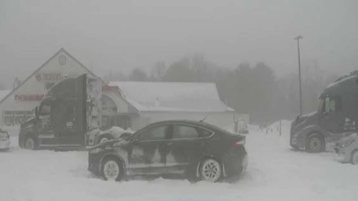 ‘Stay off the roads’: State police assist hundreds of stranded drivers ...